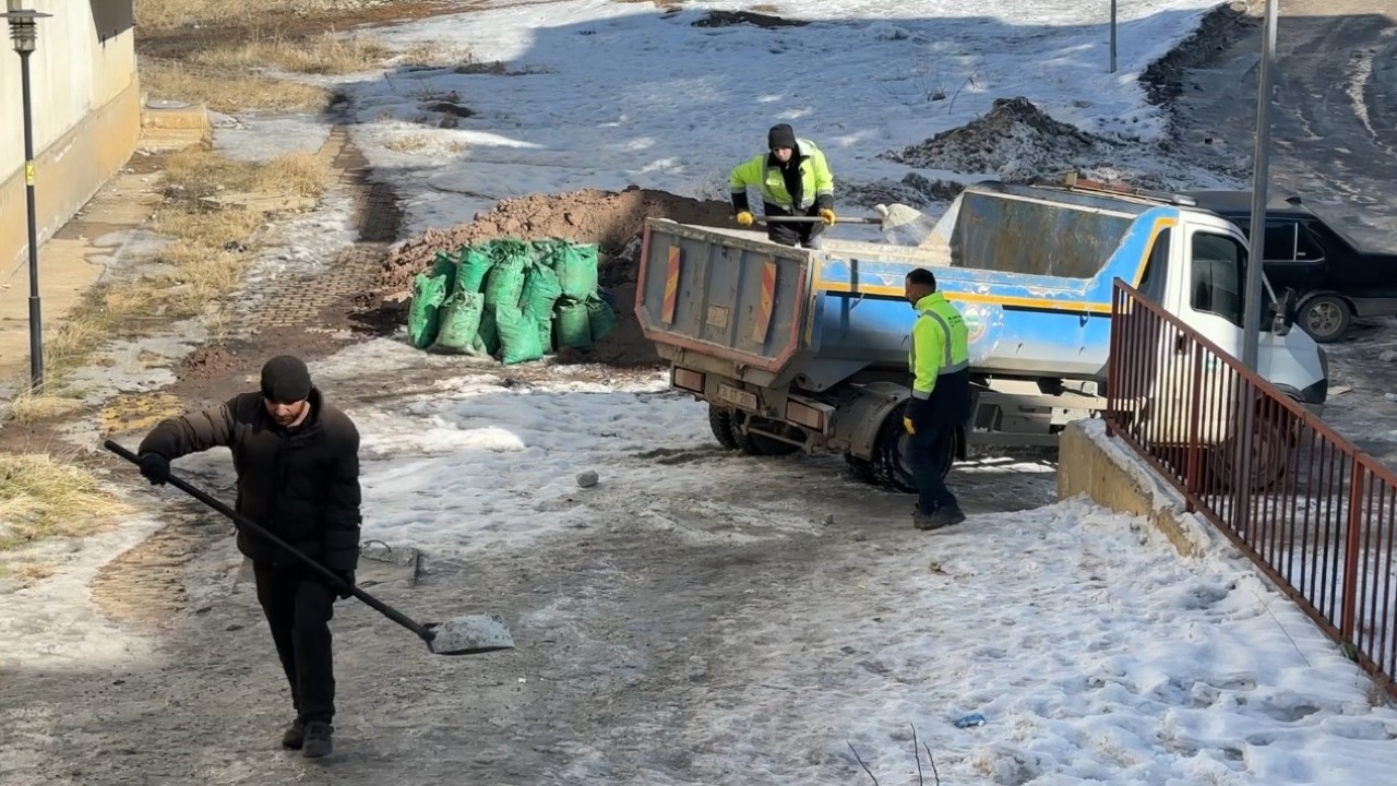 20 yaşındaki gencin ayağının kırıldığı yolda tuzlama çalışması - İşin ...