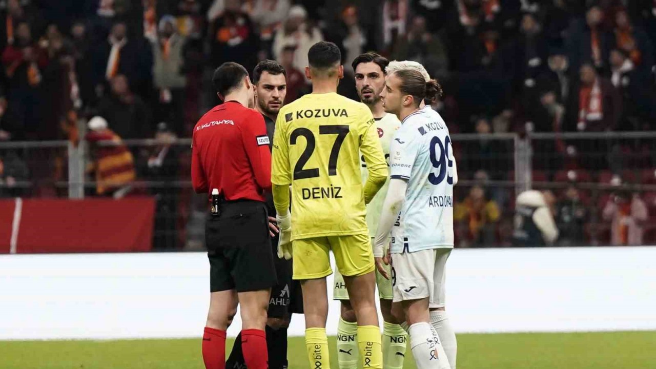 Adana Demirspor, Galatasaray maçında sahadan çekildi - İşin Detayı Haber